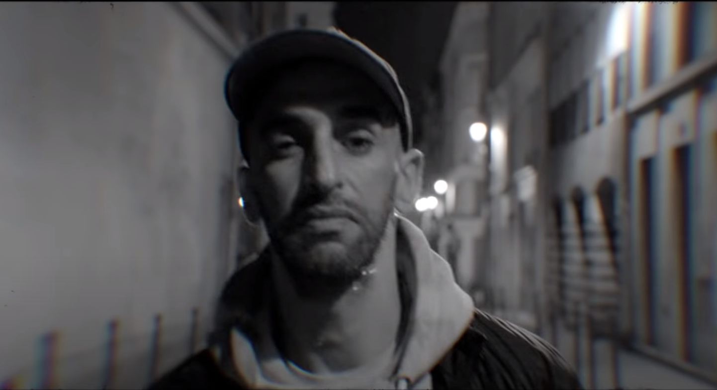 Aketo marche avec ses cafards dans "Debiel'2020" - Sidekicks - Abcdr du Son